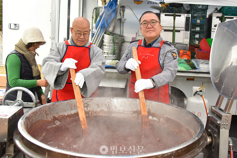 보은사, 광산·광주청 경찰에 동지 팥죽 1000인분